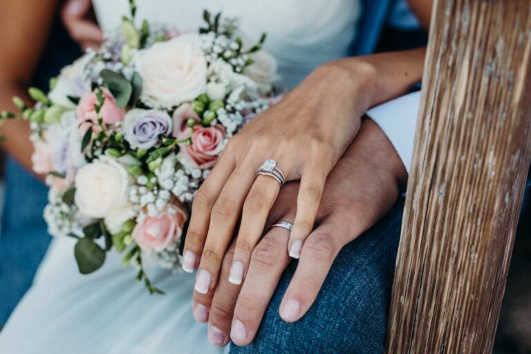 Comment choisir une alliance de mariage ? - Le Journal du Marié